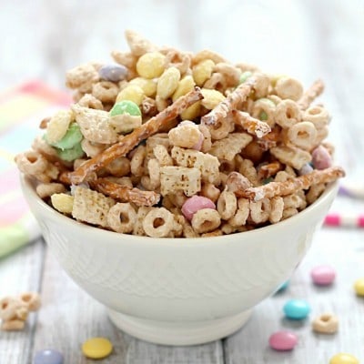 Bunny Bait {Easter Snack Mix} - Yummy Healthy Easy